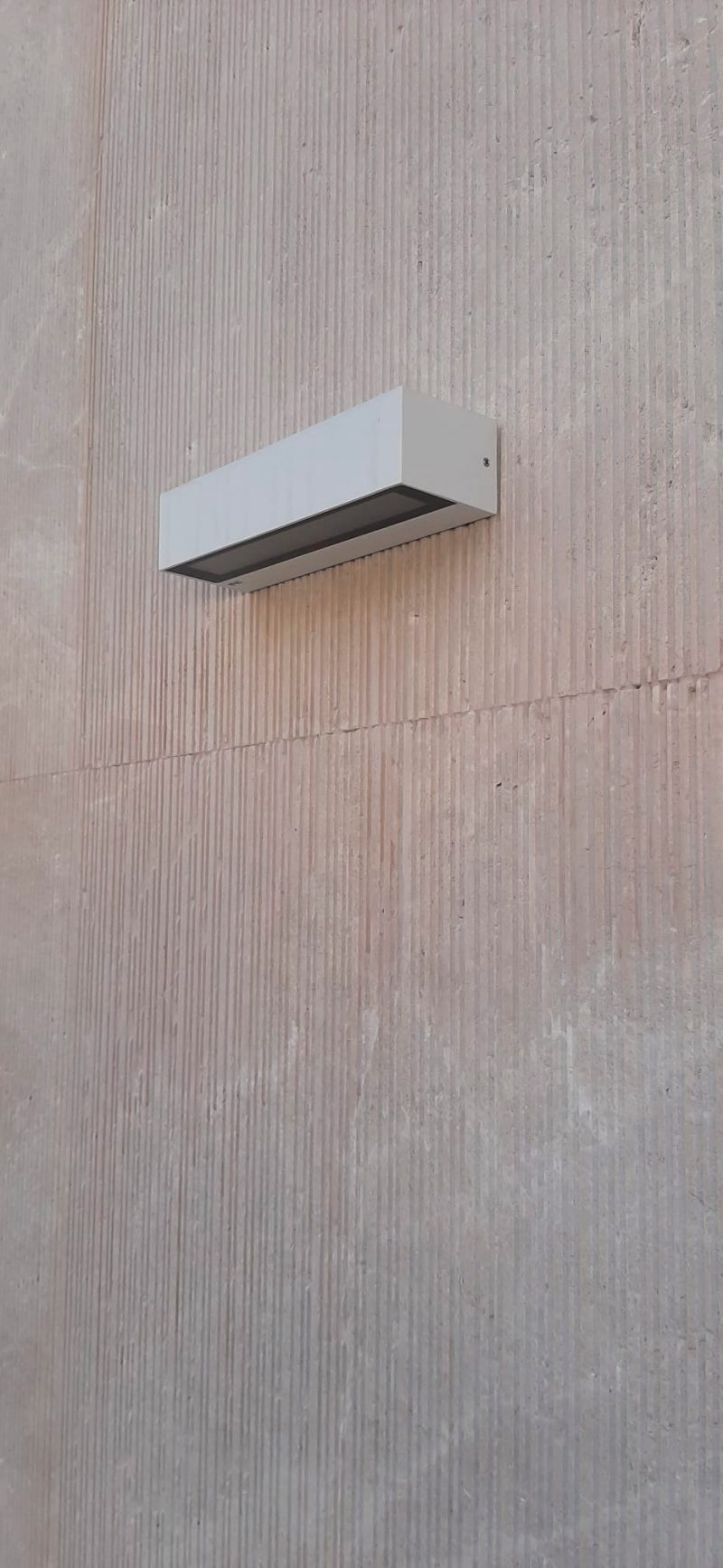 Ribbed marble in exterior facades: contemporary elegance